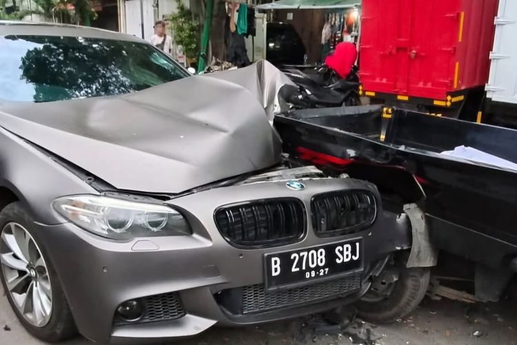 Mobil Mewah BMW Ringsek Usai Tabrak Pickup, Pengemudi Diduga Mabuk