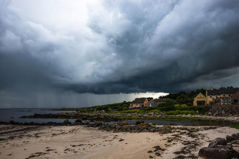 Ireland weather: Met Eireann issues three county rain warning for bank ...