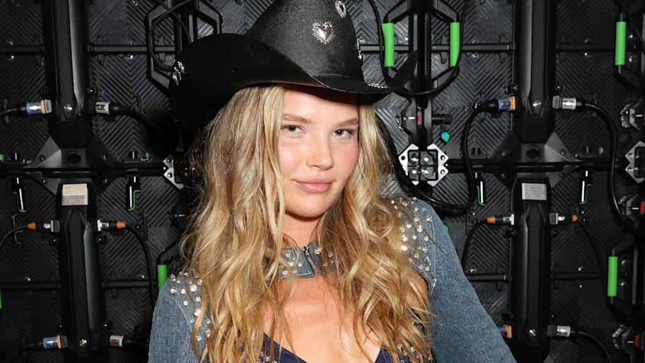 Ellie Thumann 2025: SI Swimsuit Runway Show