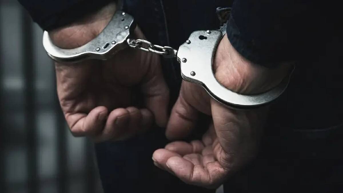 Arms smuggler from Bihar arrested at Bengal hotel during police raid