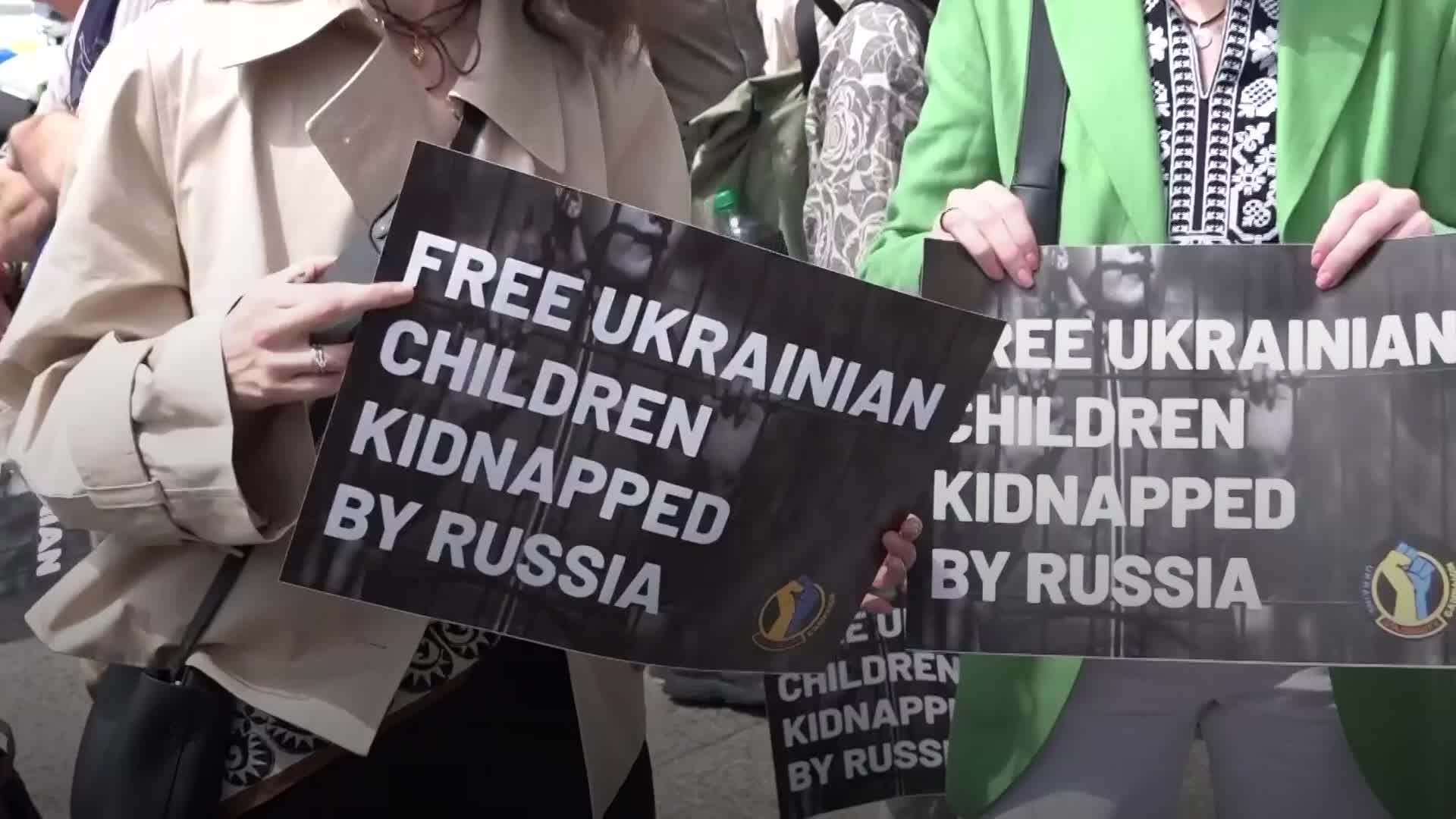 Pro-Ukrainian protesters call for Russia to return Ukrainian children
