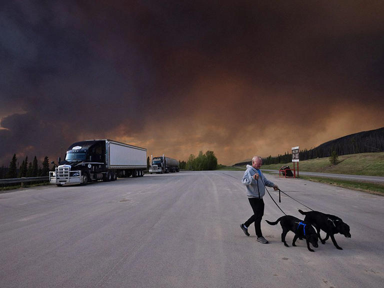 Wildfire updates: 25 Alberta blazes deemed out of control | Workers ...