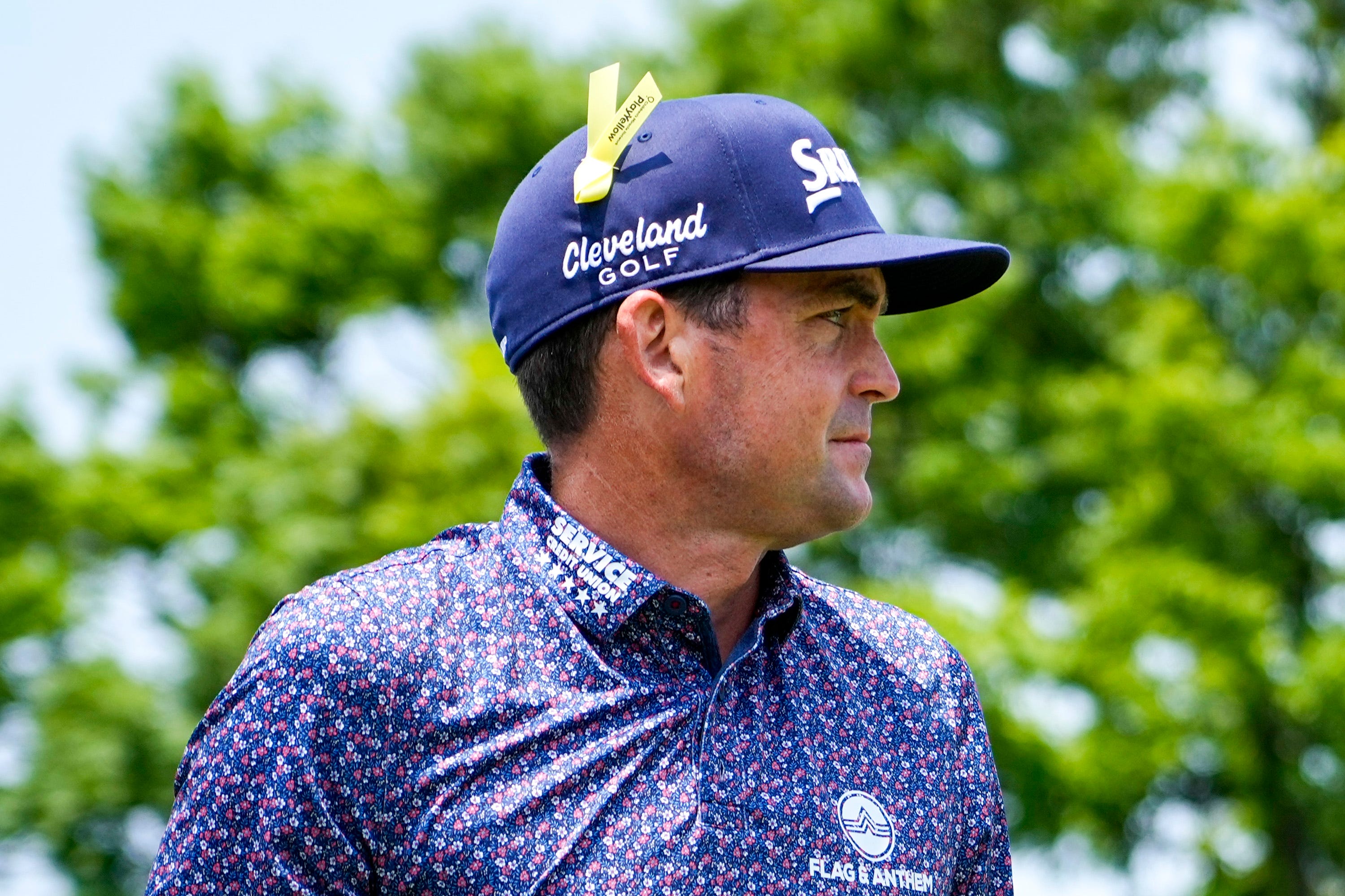 Why are PGA players wearing yellow ribbons during the Memorial Tournament?
