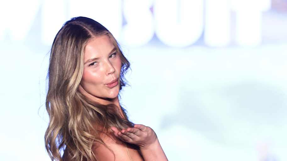 Ellie Thumann 2025: SI Swimsuit Runway Show