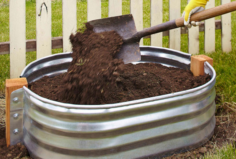 8 materials to put in the bottom of raised beds for healthier plants