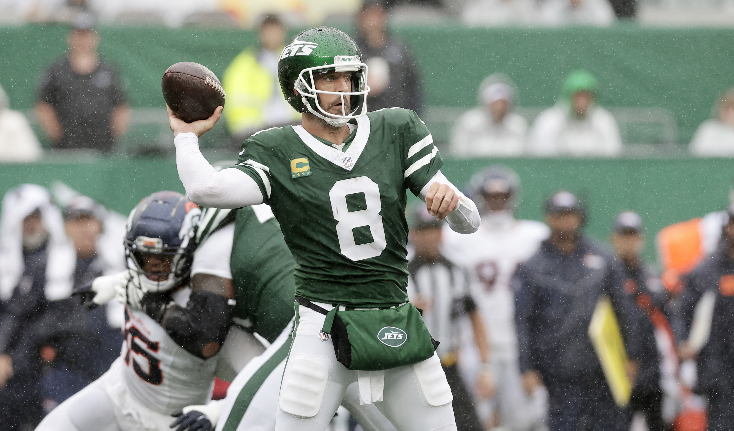 Former QB Issues Bold Take on Steelers' Aaron Rodgers, Mason Rudolph Debate