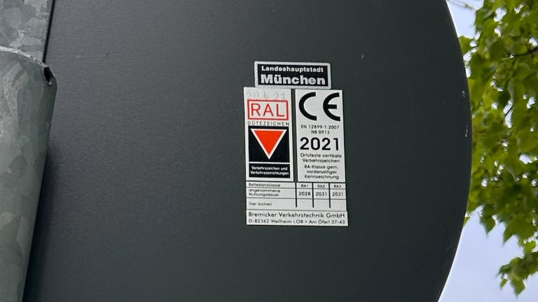 Kleine Nummern auf Verkehrszeichen: Das bedeuten die angebrachten Aufkleber