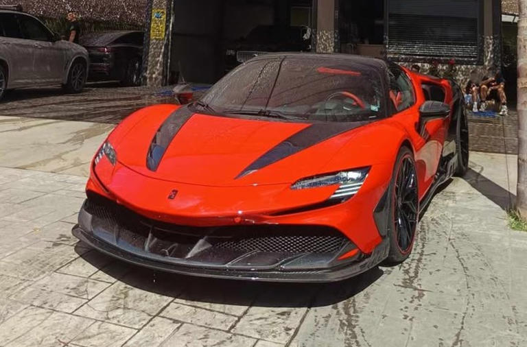 Εξωφρενική Ferrari SF90 Keyvany σαρώνει τη Γλυφάδα
