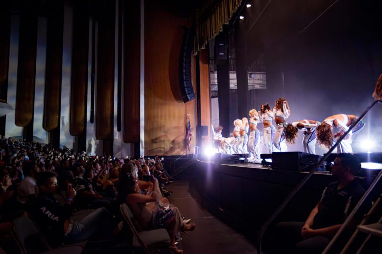 Dallas Cowboys Cheerleaders thrill El Paso fans with in unison jump ...