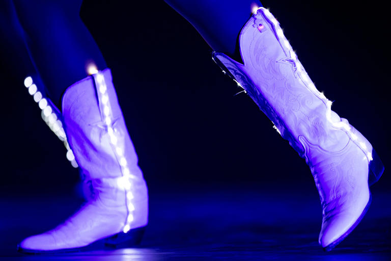 Dallas Cowboys Cheerleaders thrill El Paso fans with in unison jump ...