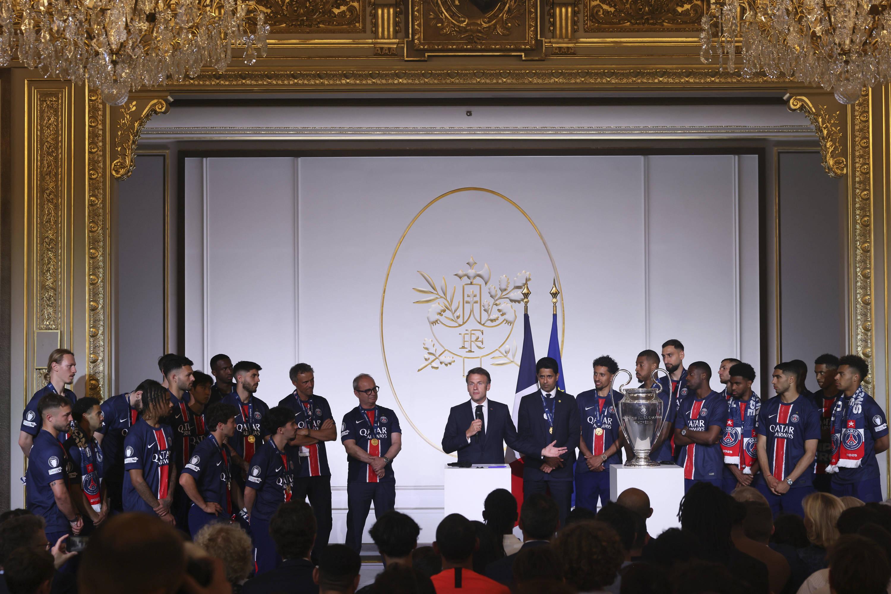 Brigitte et Emmanuel Macron reçoivent le PSG à l’Élysée : ballon rond ...