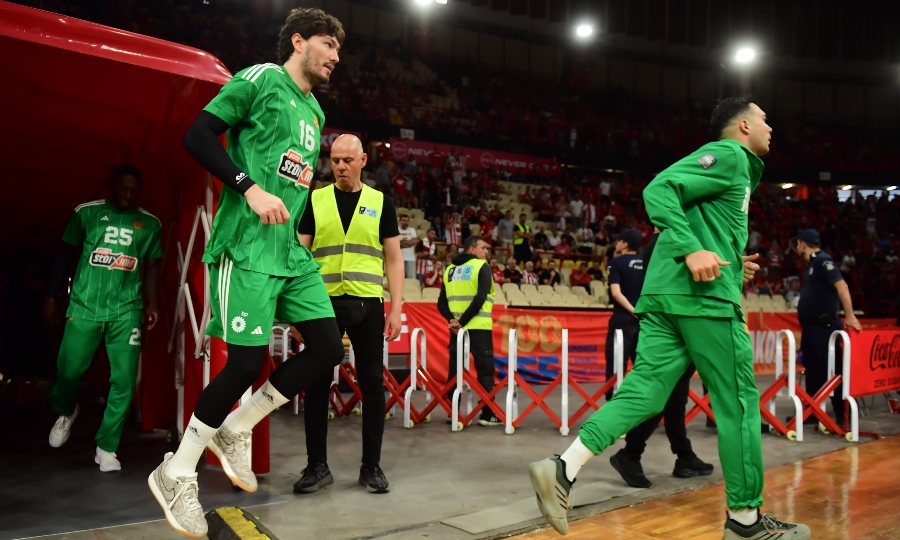 Η είσοδος των παικτών του Παναθηναϊκού εν μέσω αποδοκιμασιών