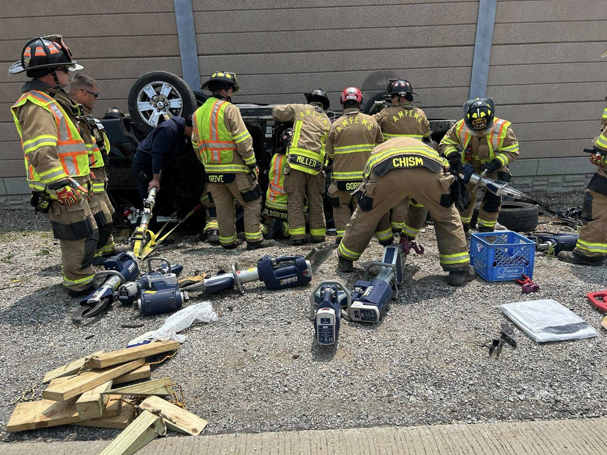 LMPD: 5 people taken to hospital following crash on Gene Snyder in ...