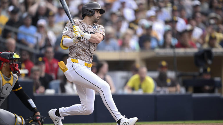 Manny Machado, Tyler Wade get late-game RBIs to lead Padres to win