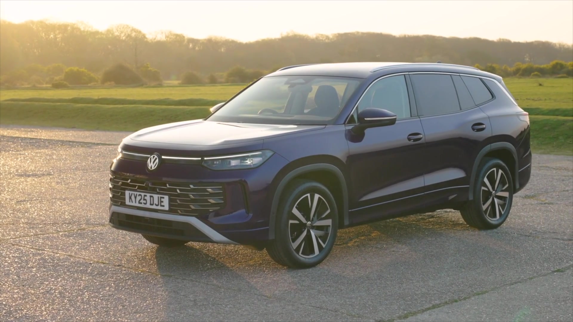 Volkswagen Tayron Elegance Design preview in Ultraviolet metallic