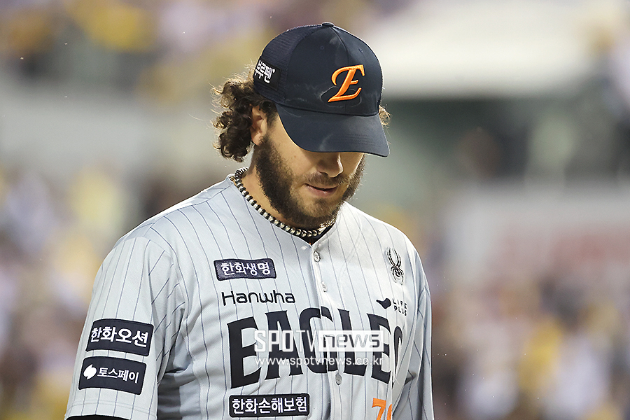 한화 157km 에이스는 또 트로피 받기 어렵나…ERA 0.30 특급외인에 괴물거포들도 호시탐탐, 역대급 MVP 경쟁 예고