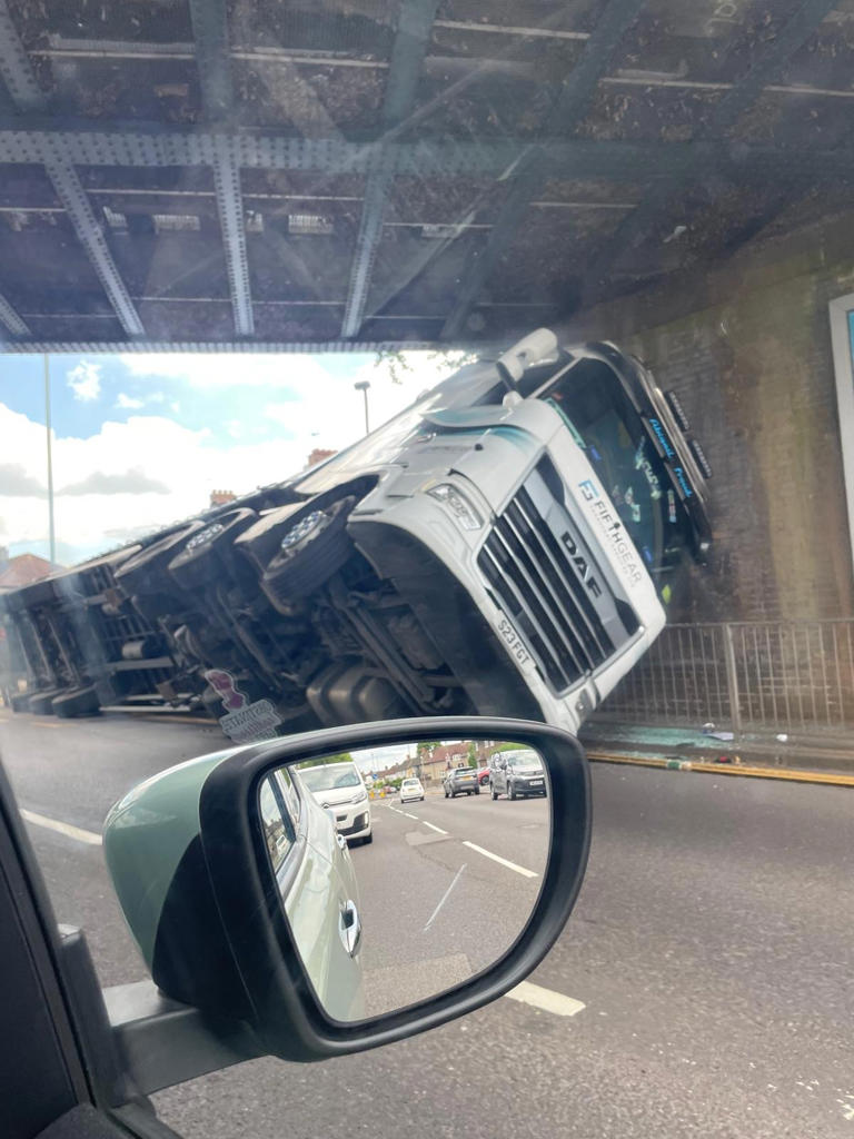 London travel news LIVE: Delays on the Victoria, Jubilee and ...