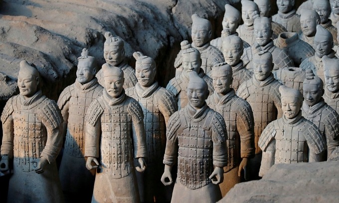 Chinese tourist damages 2,000-year-old terracotta warrior statues at ...