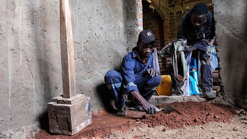 Ouganda : le "Murram" une alternative au ciment transforme la construction