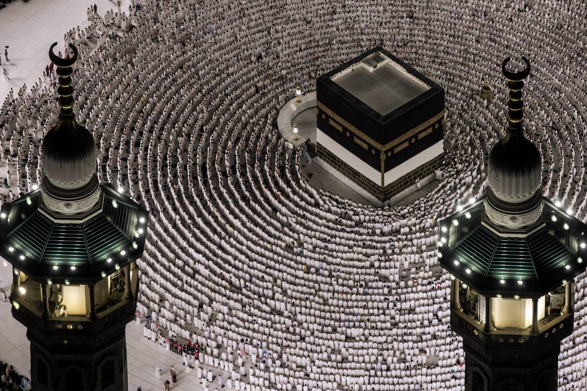 Pilgrims come together in Mecca under scorching desert heat