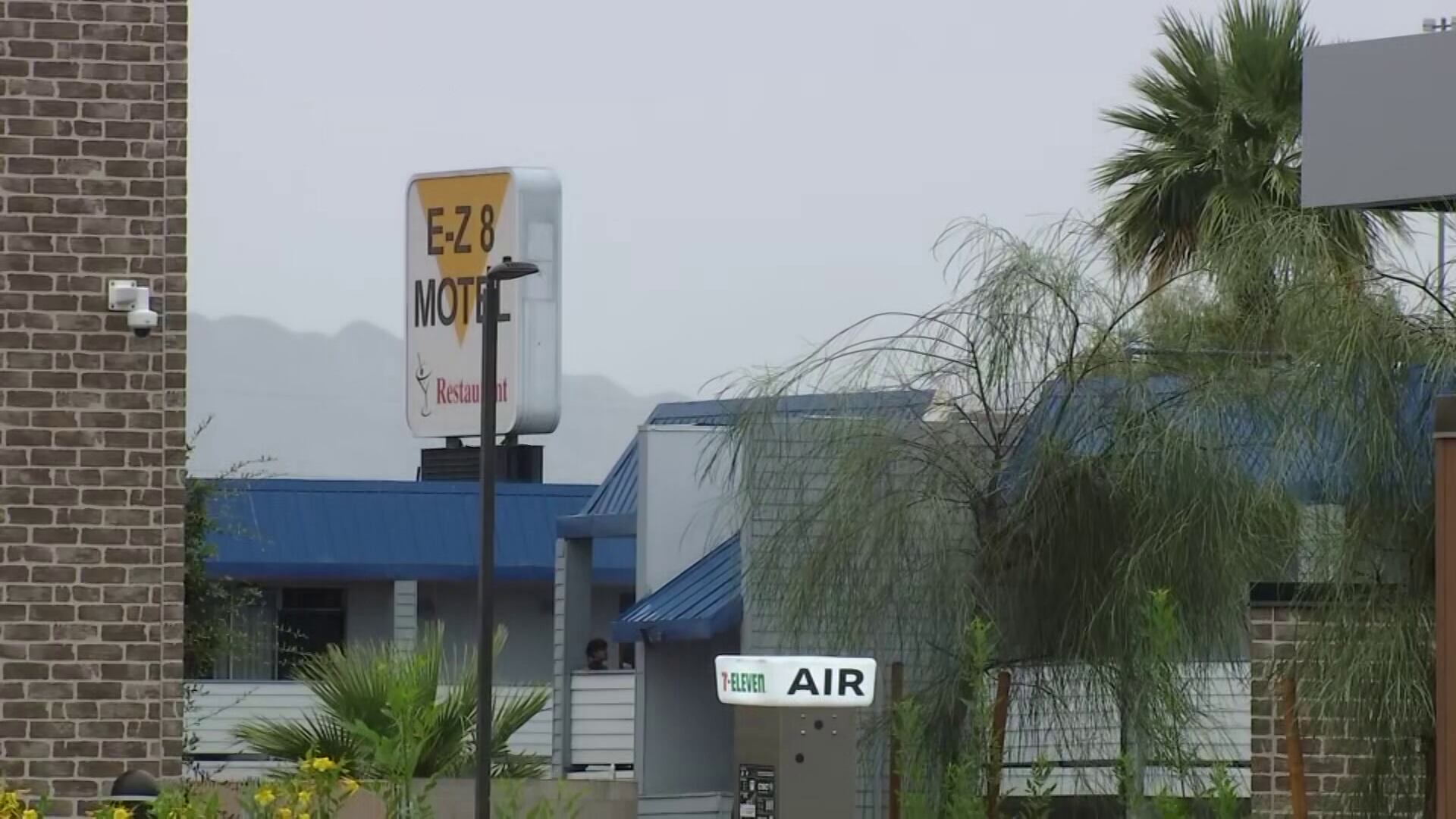 Man dead after fight leads to stabbing at Phoenix motel