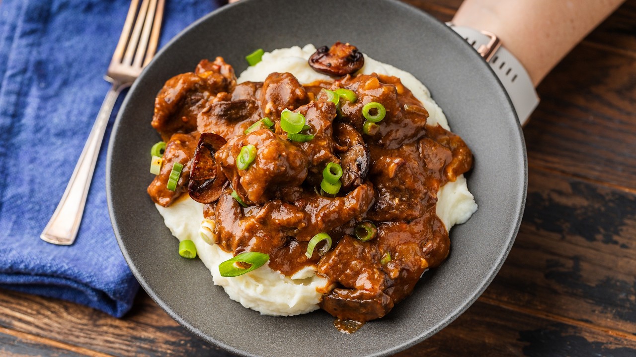 Easy Smothered Beef Tips That Melt in Your Mouth