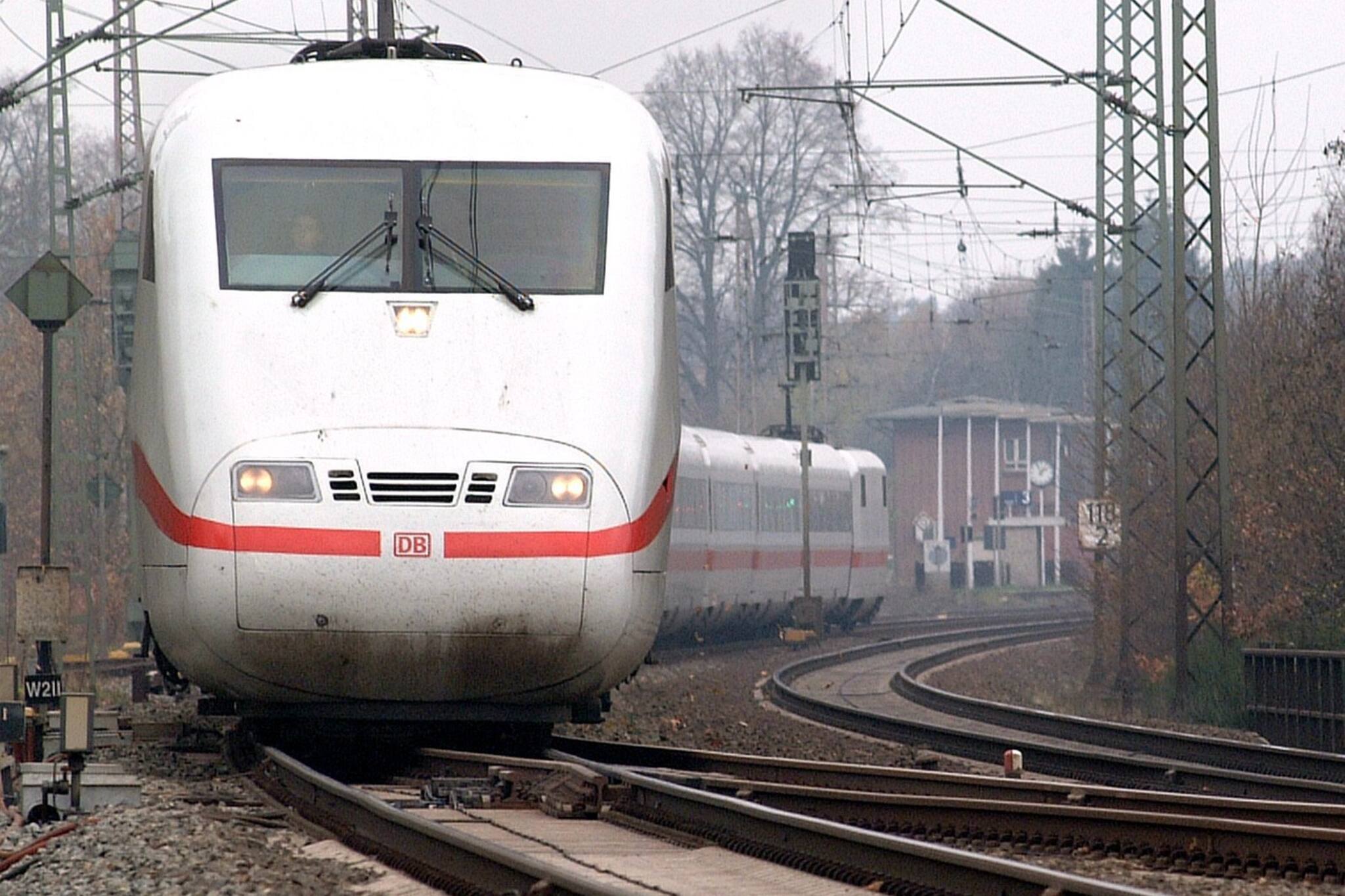 Mit Hängematte im ICE: Mann verweigert Räumung und beleidigt Zugbegleiterin