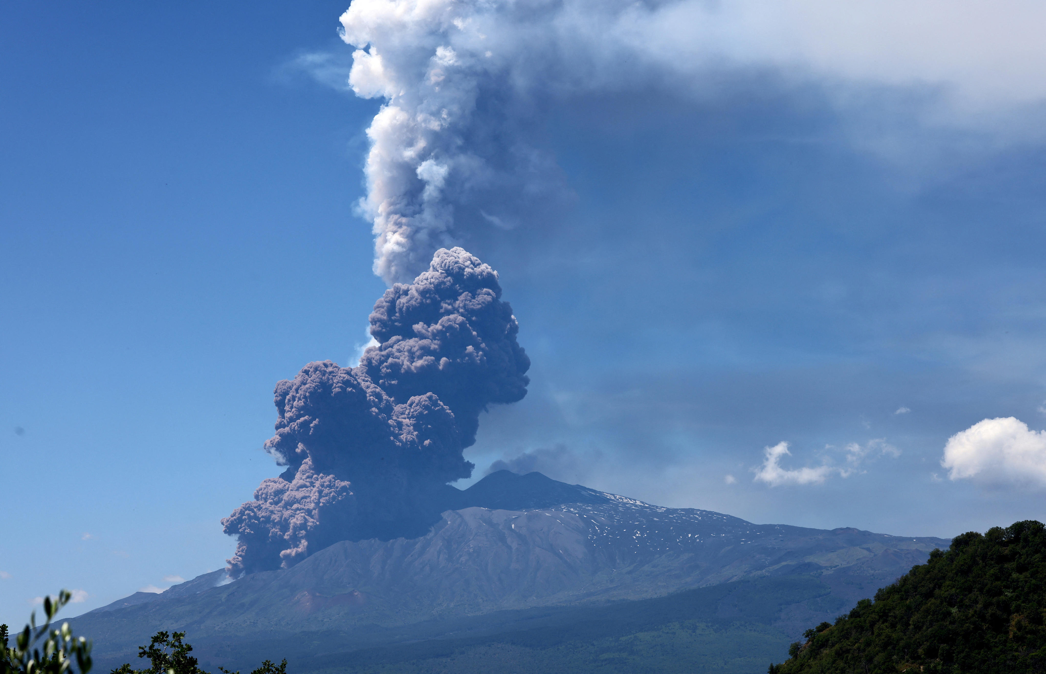 Dramatic photos of recent Mt. Etna eruption in Italy spewing hot ash ...