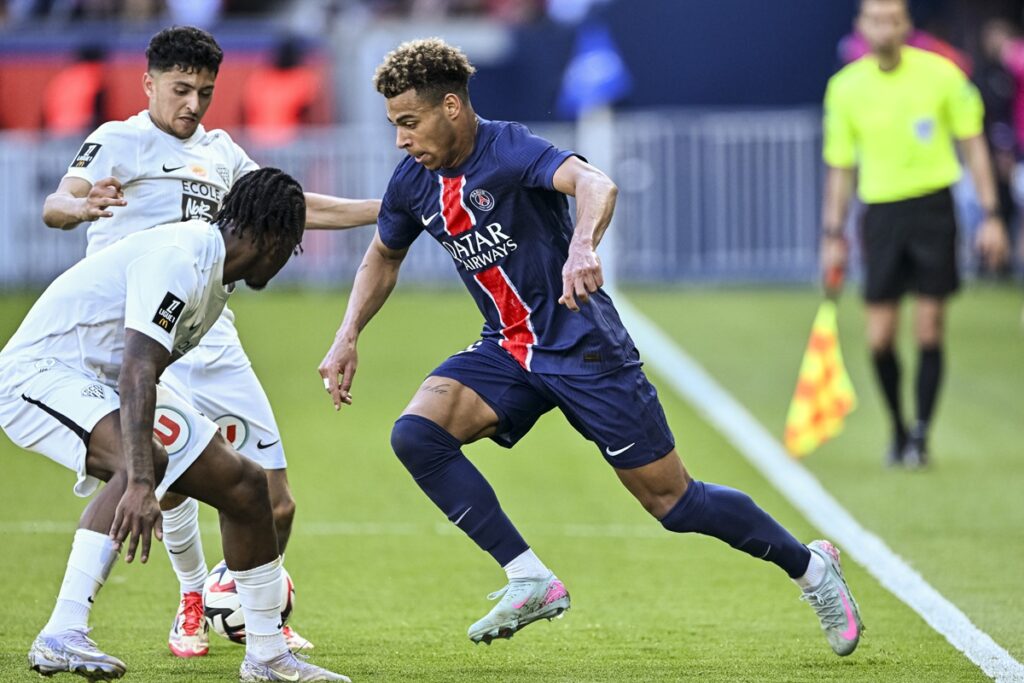 SCO Angers : le jeune défenseur central Emmanuel Biumla prolonge jusqu ...