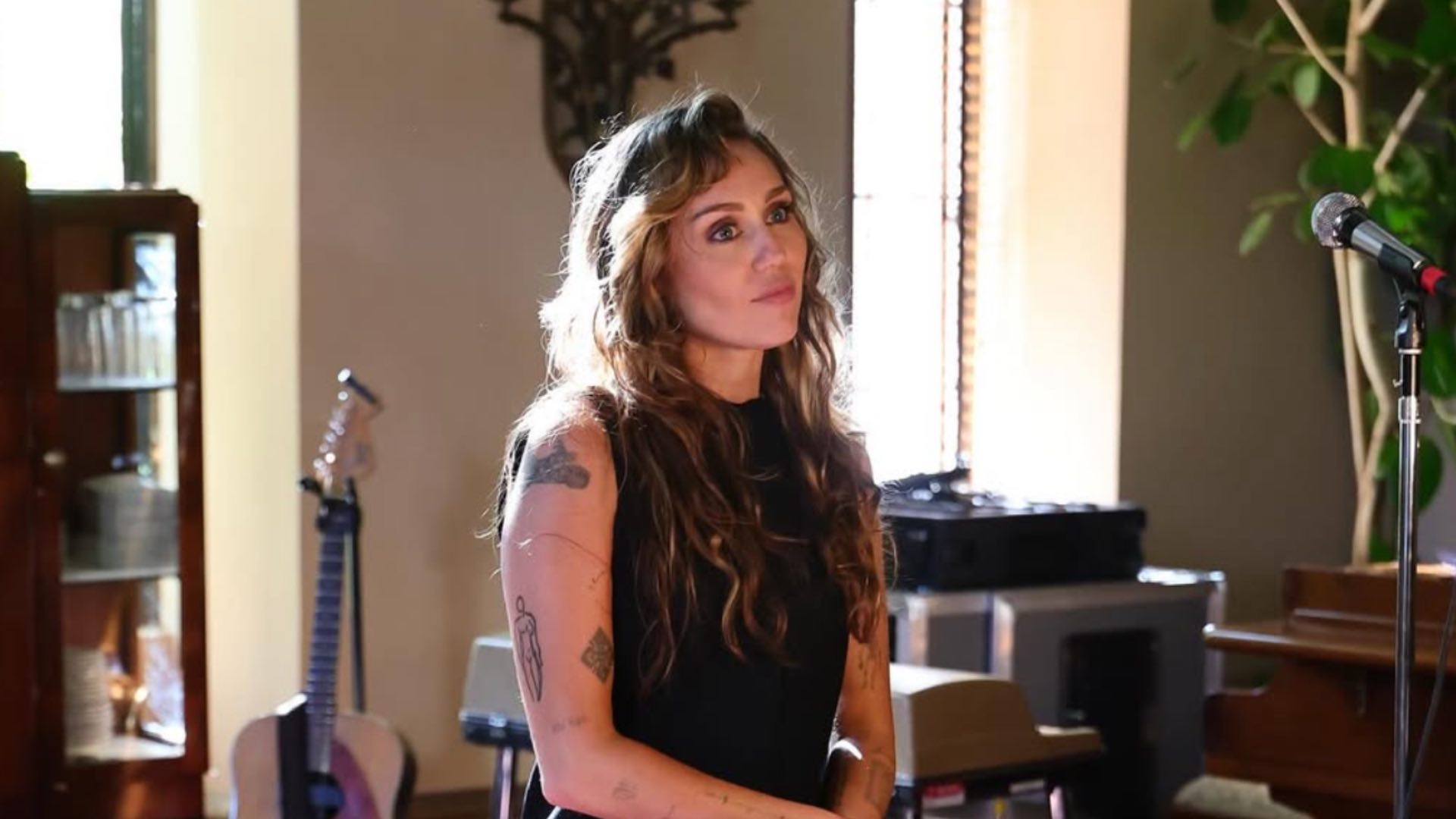 Miley Cyrus dares to wear an oversized suit, worn with nothing underneath