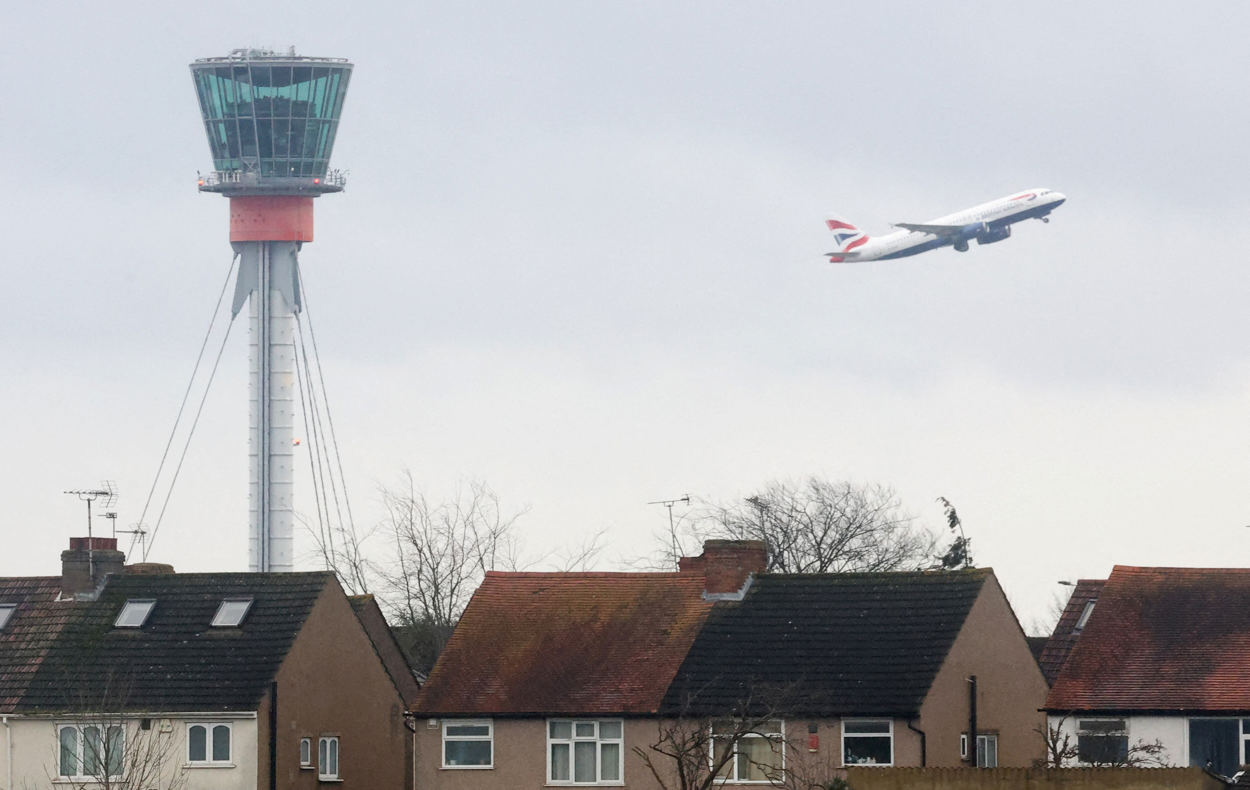 UK to redesign flight paths to slash journey times and reduce pollution