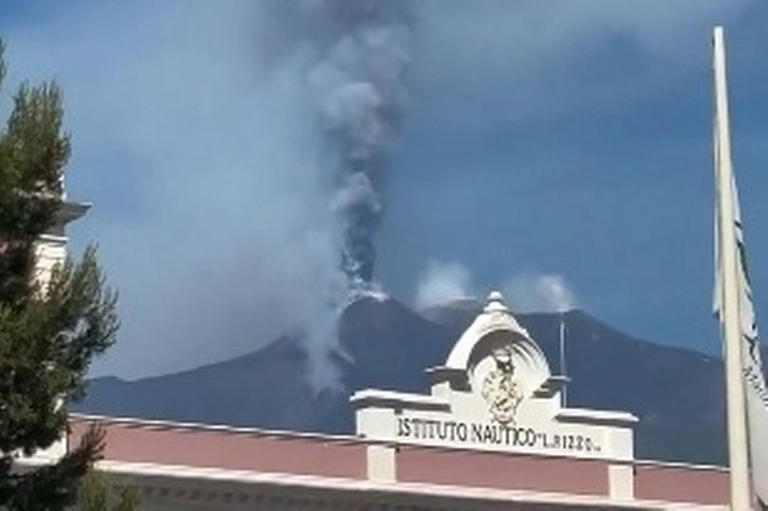 Huge Mount Etna eruption triggers aviation red alert as tourists flee ...
