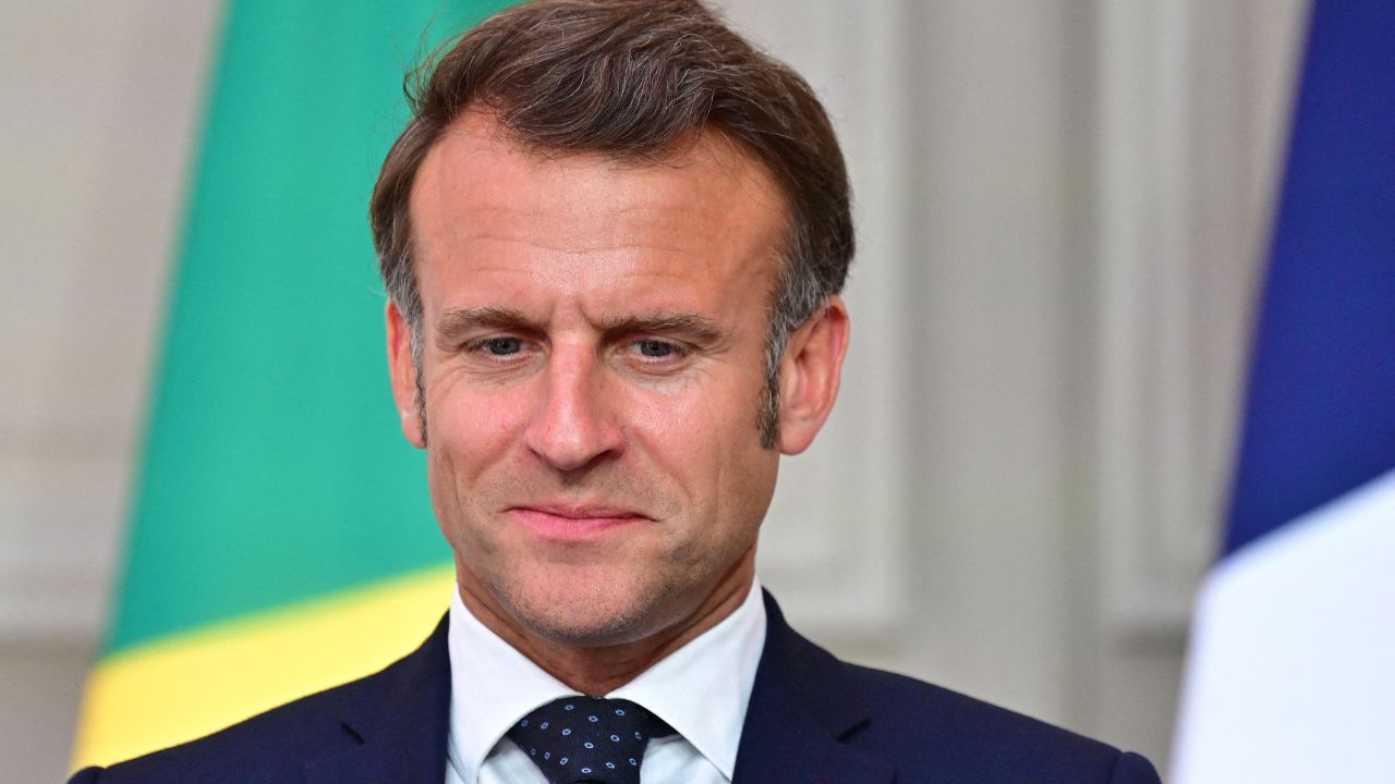 Emmanuel Macron acculé : après la gifle de Brigitte, sa réaction à la ...