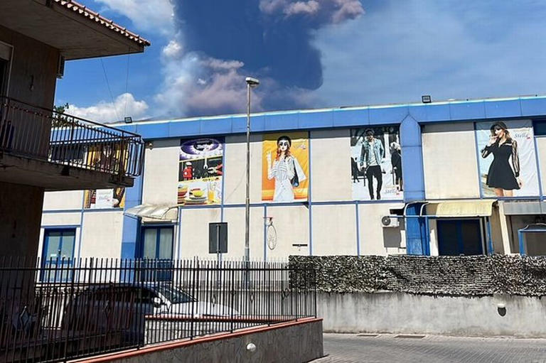 Huge Mount Etna eruption triggers aviation red alert as tourists flee ...