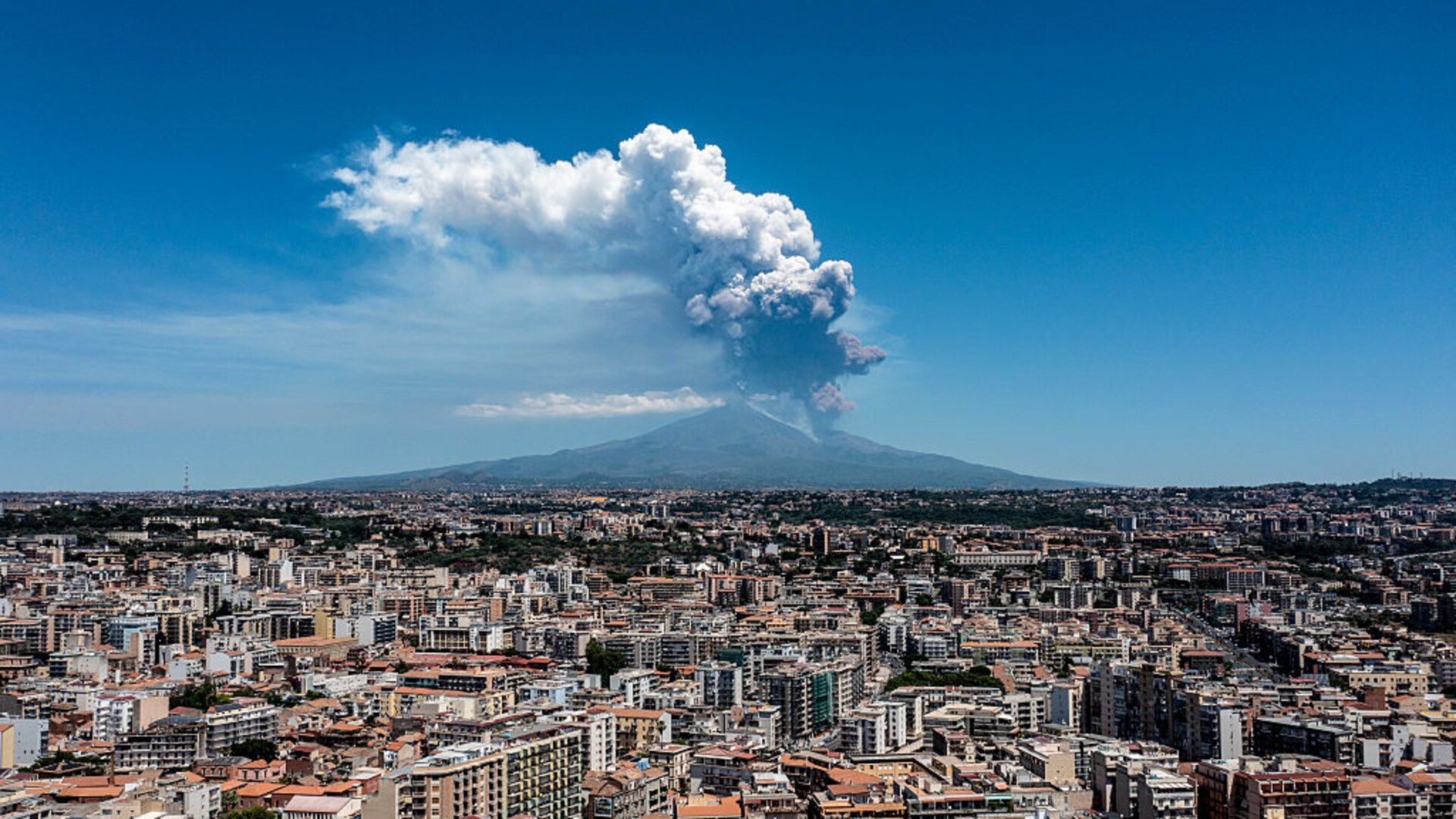 Auf Sizilien: Vulkan Ätna bricht aus! Kilometerhohe Rauchwolke ...