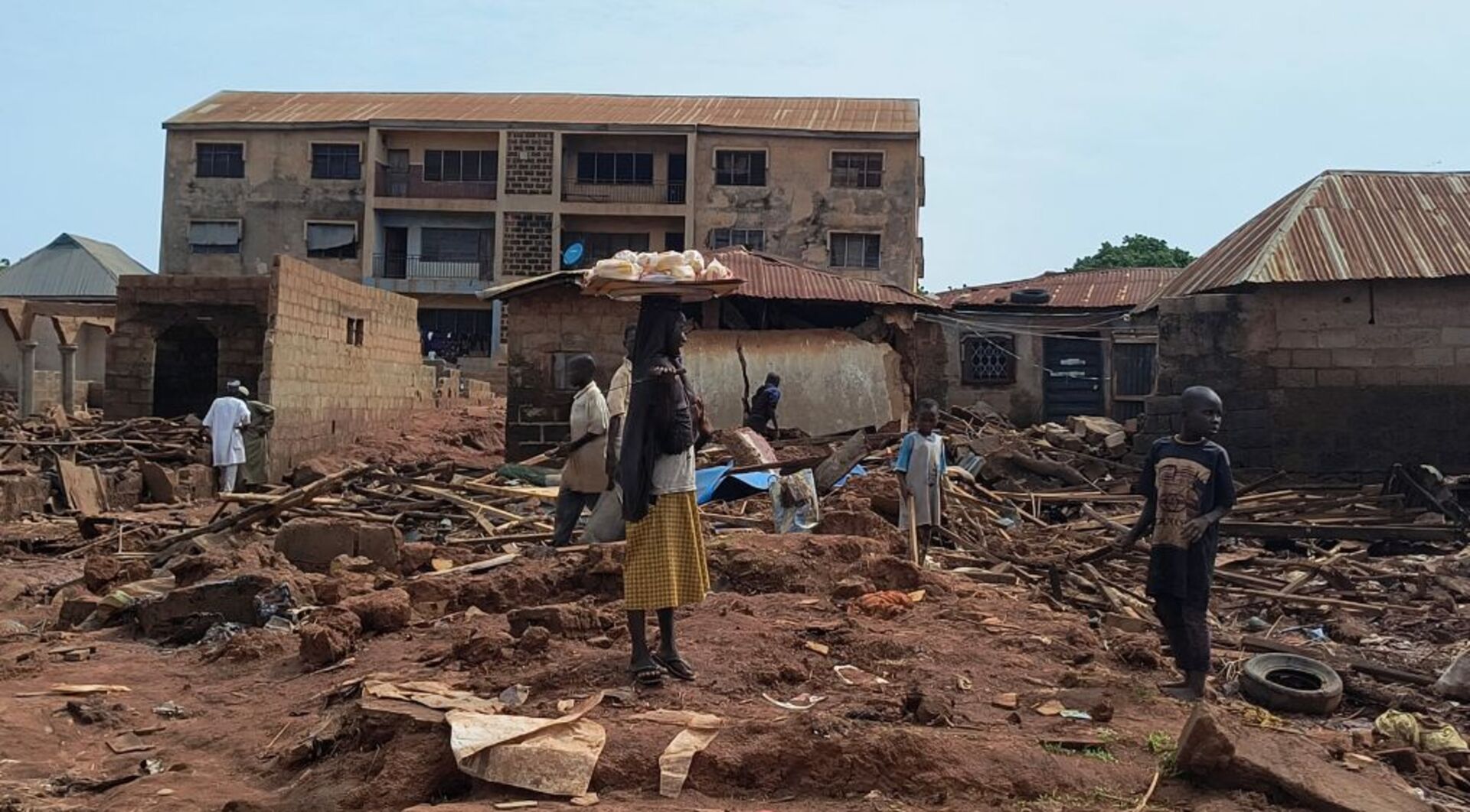 Nigeria flood crisis deepens with hundreds homeless and dozens still ...