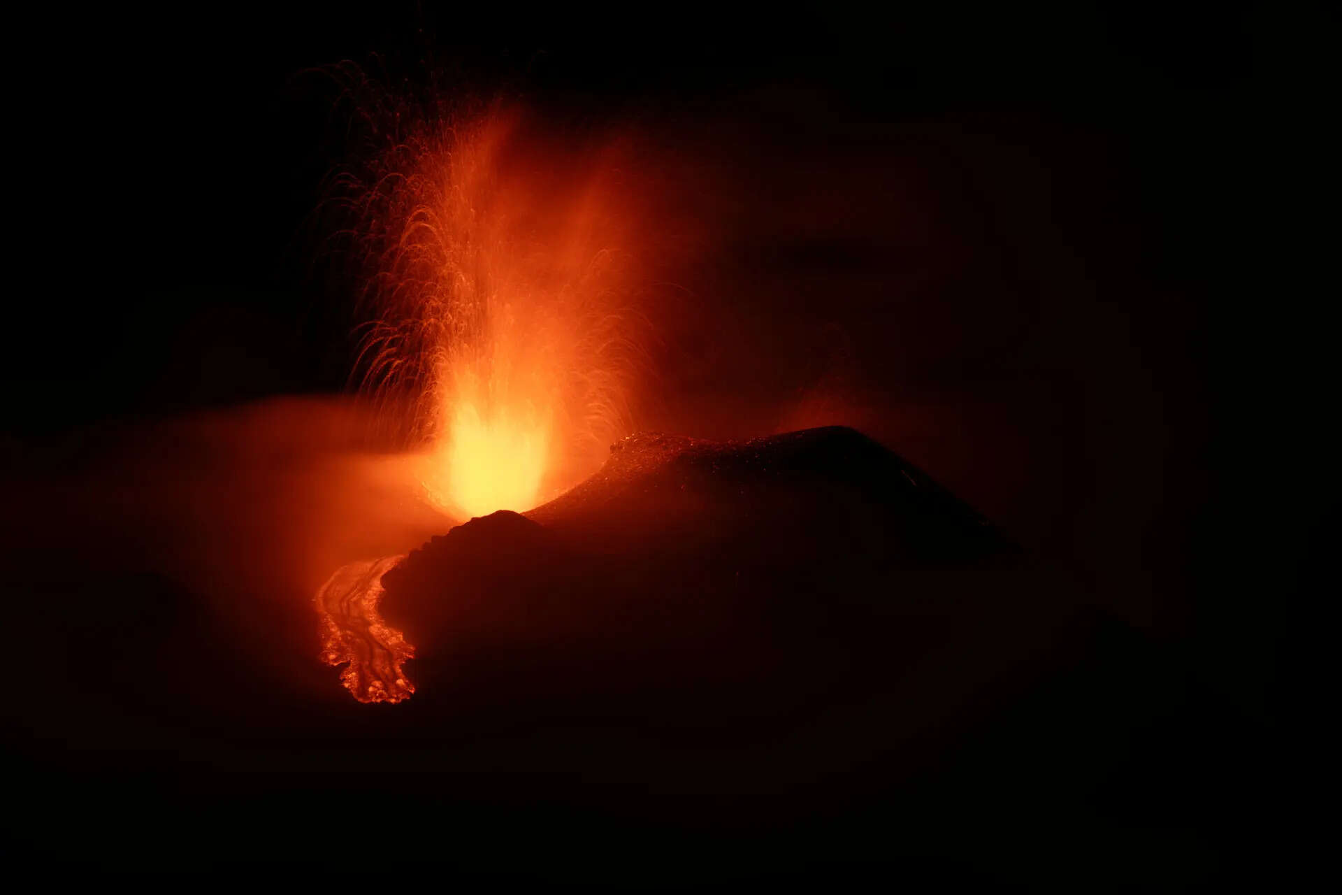 Italy's Mount Etna volcano erupts, triggering aviation alert as ...