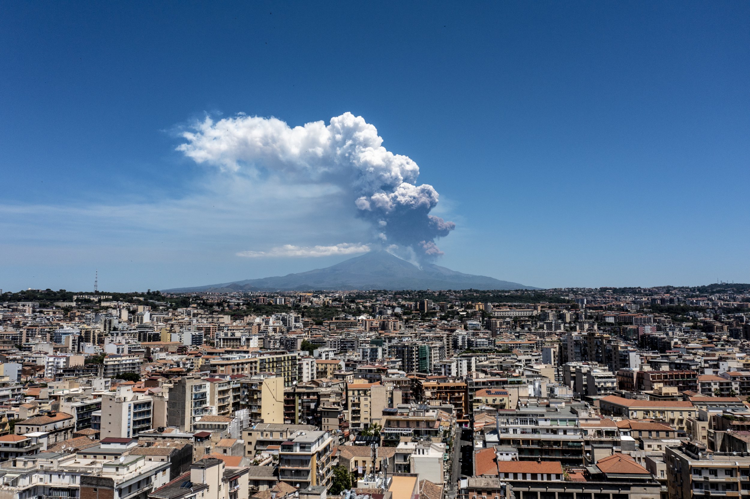 Orange alert for tourists after 'intense' Mount Etna eruption in Sicily