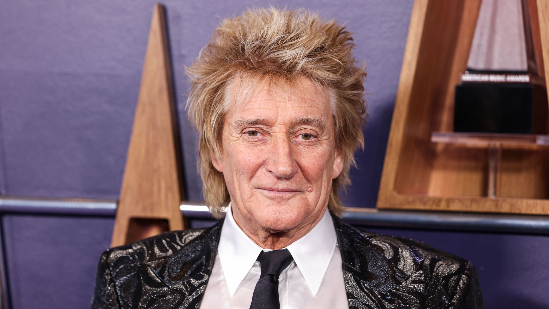 Rod Stewart issues worrying statement as he's forced to cancel show