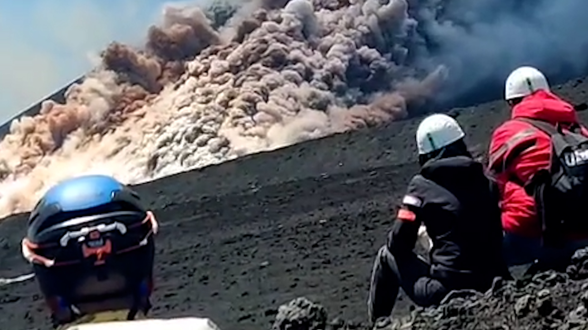 Hawaii's Kilauea volcano shoots lava hundreds of feet in the air during ...