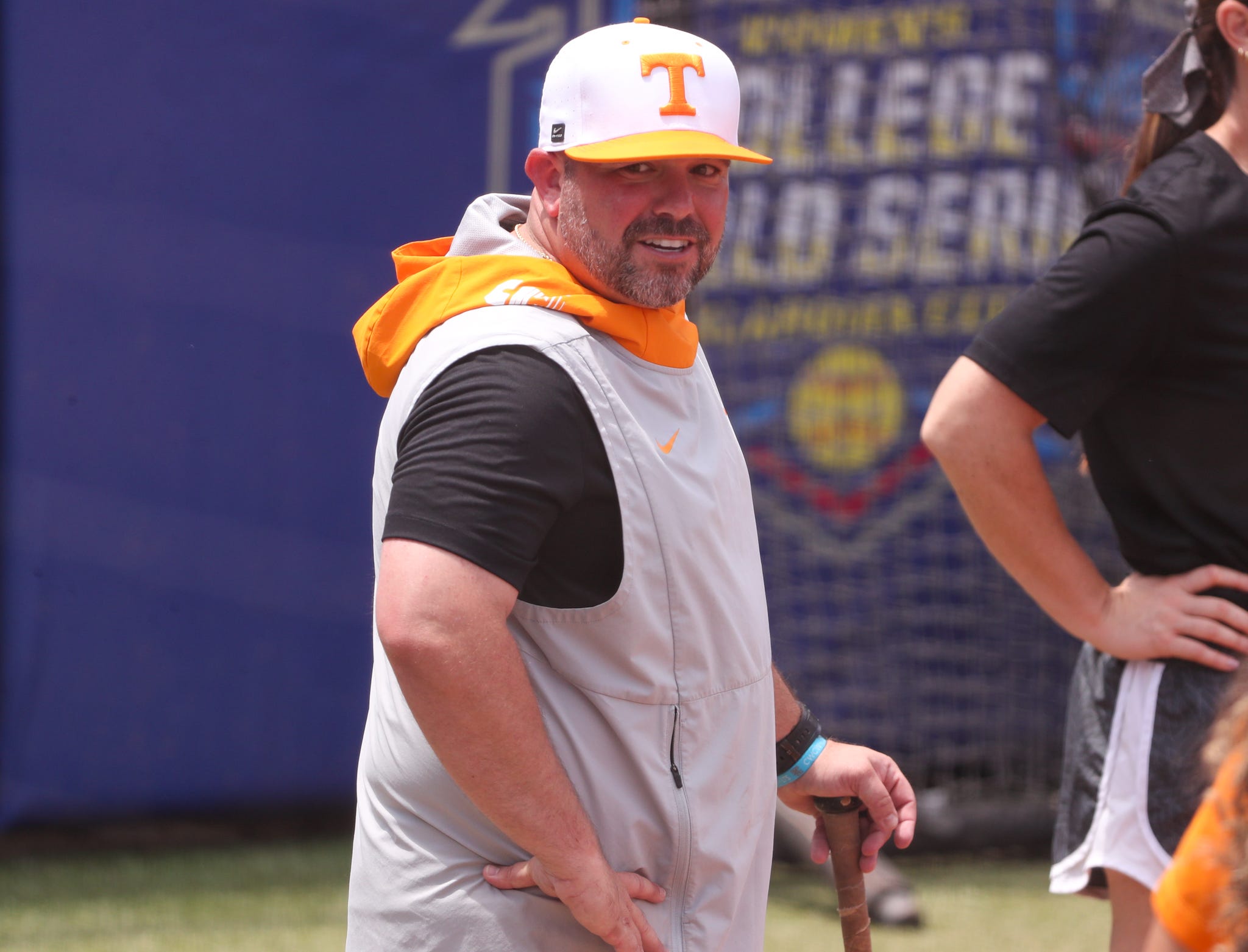 Tennessee softball hitting coach Craig Snider ejected for arguing ...