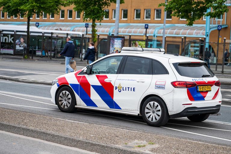 Vrouw trekt telefoon uit handen van gluurder tijdens douchen op festival
