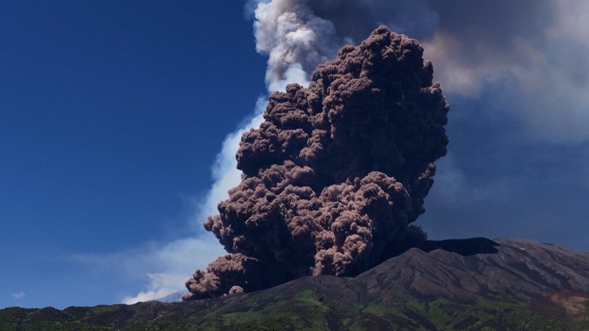 Where is Mt Etna? Mount Etna volcano erupts, sends tourists fleeing for ...