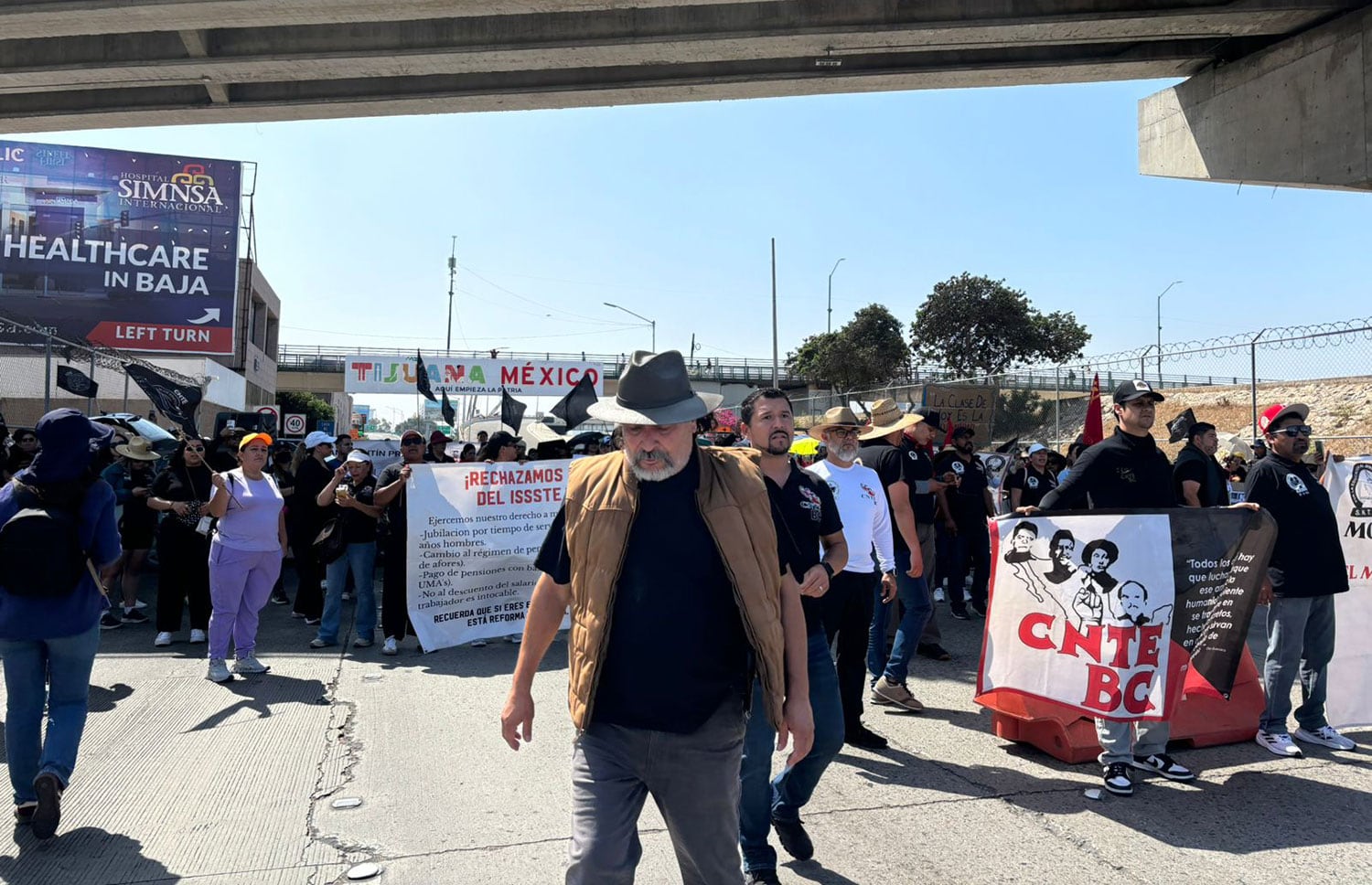 Maestros de la CNTE convocan a nuevo bloqueo en garita del Chaparral en ...