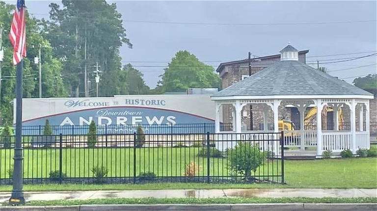 Nestled Between Charleston And Myrtle Beach Is A Friendly South ...