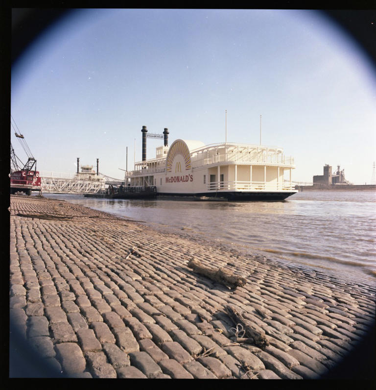 Historic photos of the world’s first floating McDonald’s have ...