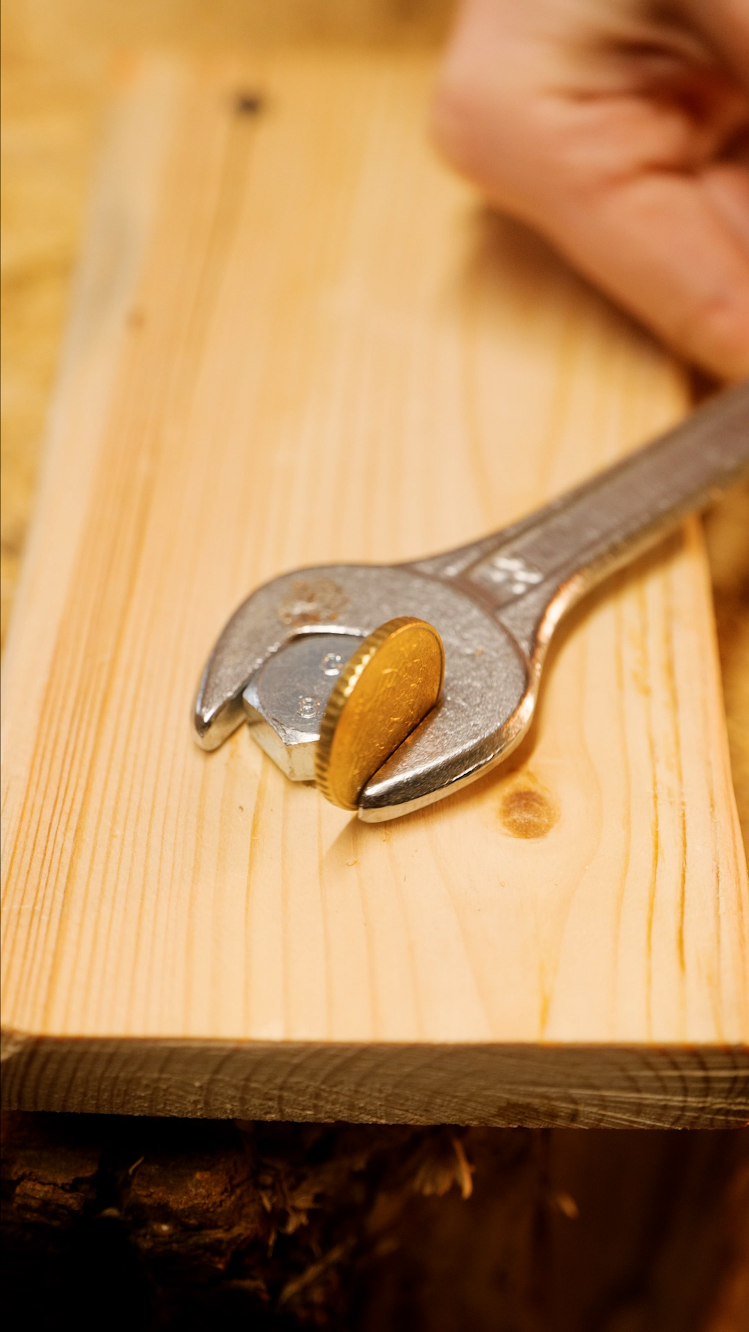 This girl will teach you how to deal with the bolts 🔩