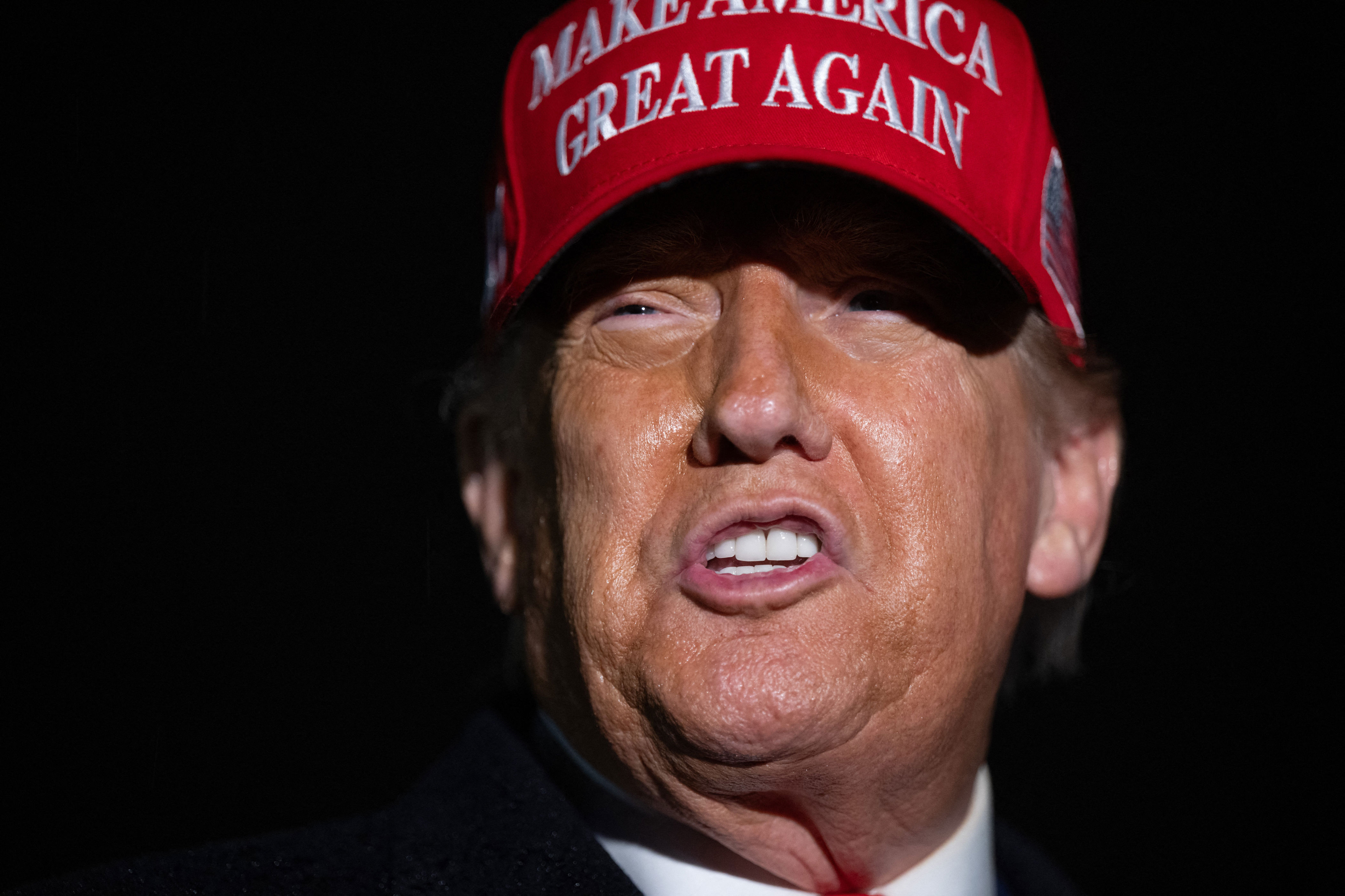 Trump’s Phone Lock Screen Is Going Viral Again — And It’s Hilariously ...