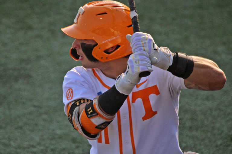 Inside Andrew Fischer's historic on-base streak at Tennessee in 2025