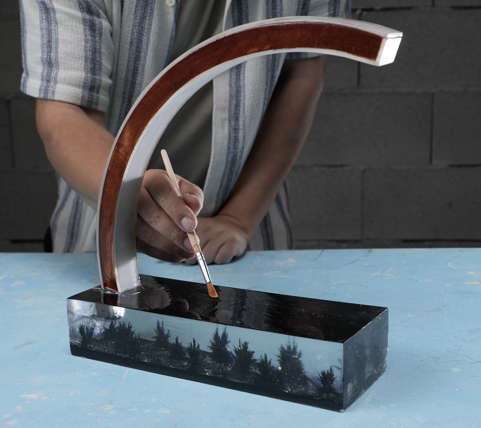 Magnetized sand trapped in resin